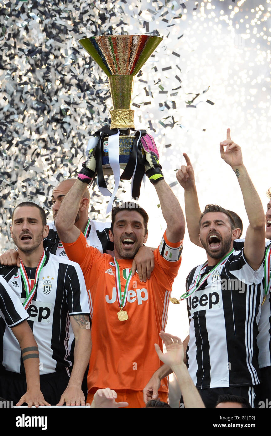 Gianluigi buffon trophy 2016 hi-res stock photography and images - Alamy