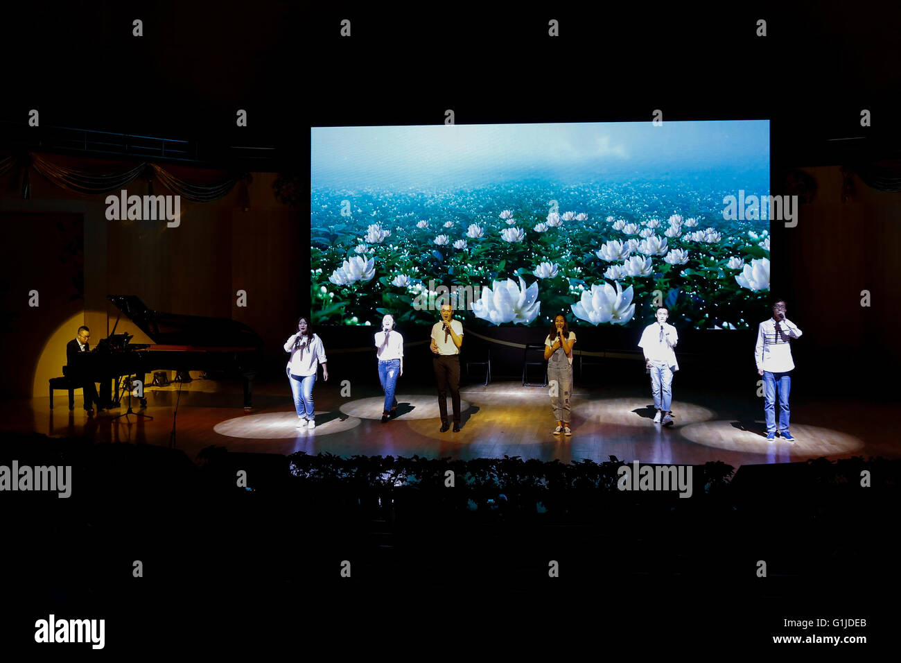 Beijing, China. 16th May, 2016. Students sing the Chinese folk song ...