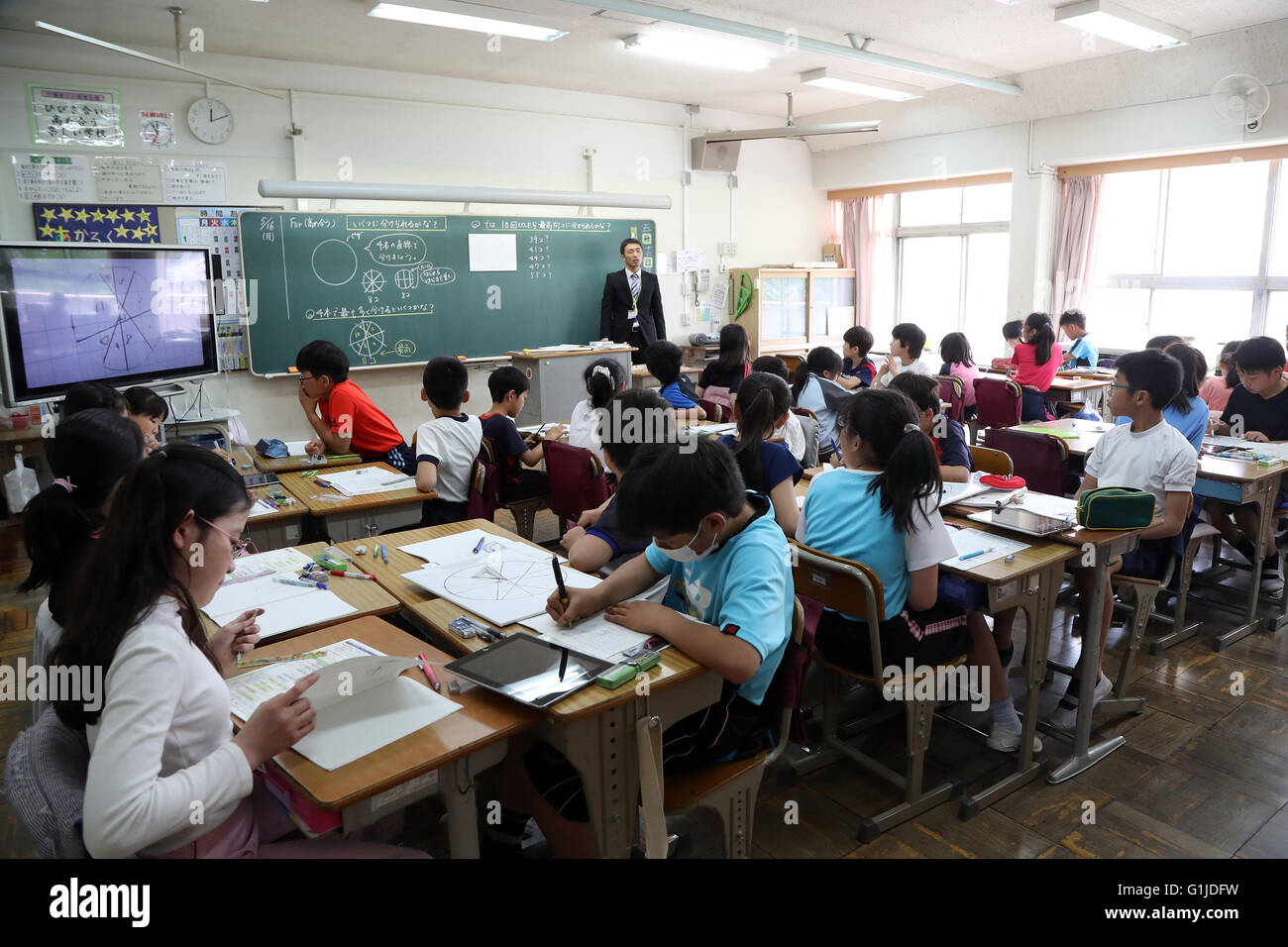 Tsukuba, Japan. 16th May, 2016. Takezono Higashi elementary school ...