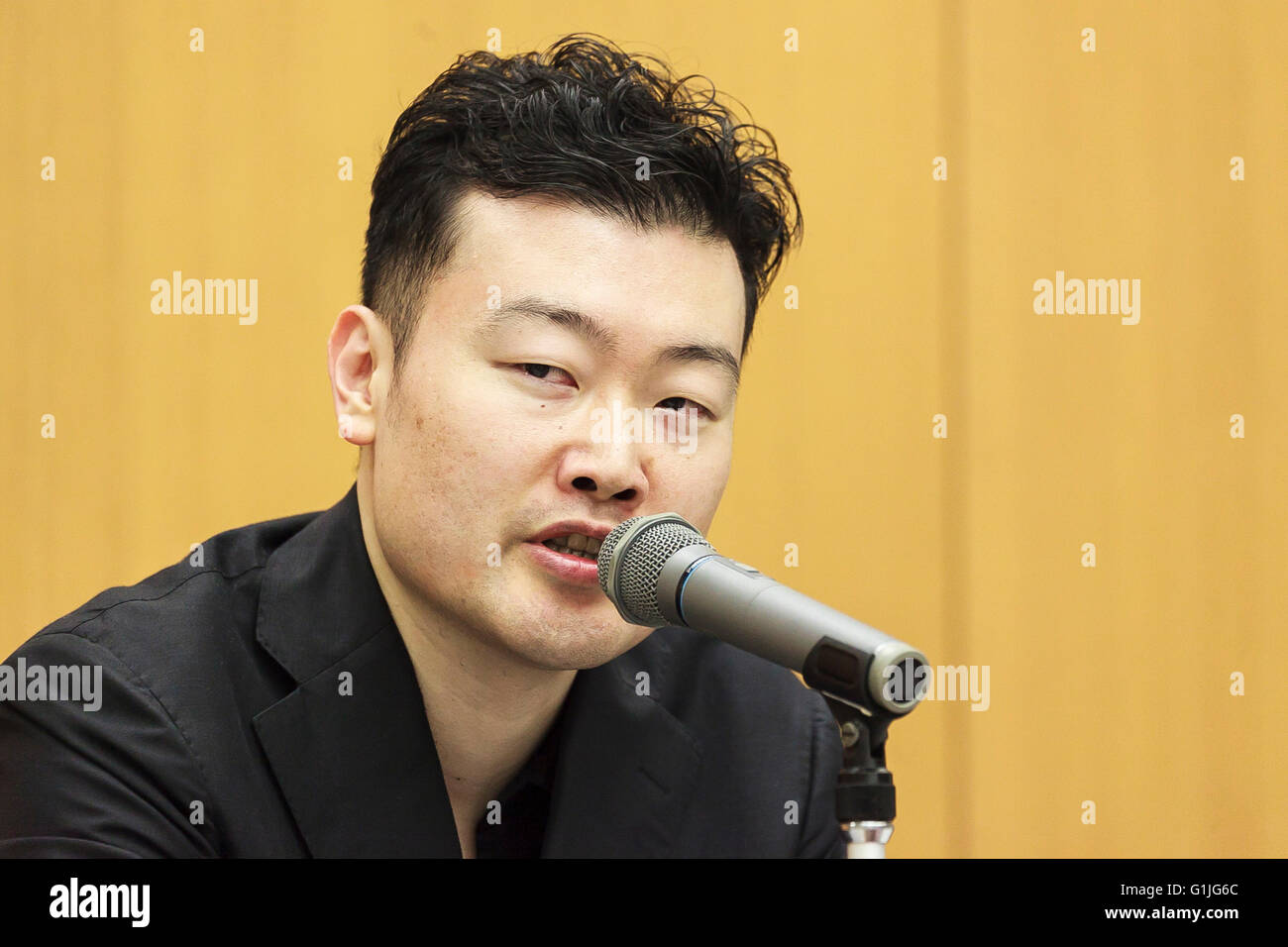 Author Kiwamu Kenin, winner of the 62nd Edogawa Rampo Award speaks ...