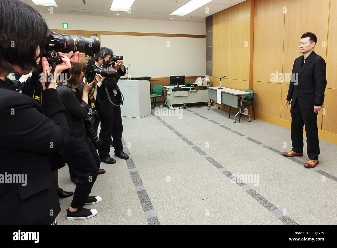 Author Kiwamu Kenin, winner of the 62nd Edogawa Rampo Award speaks ...