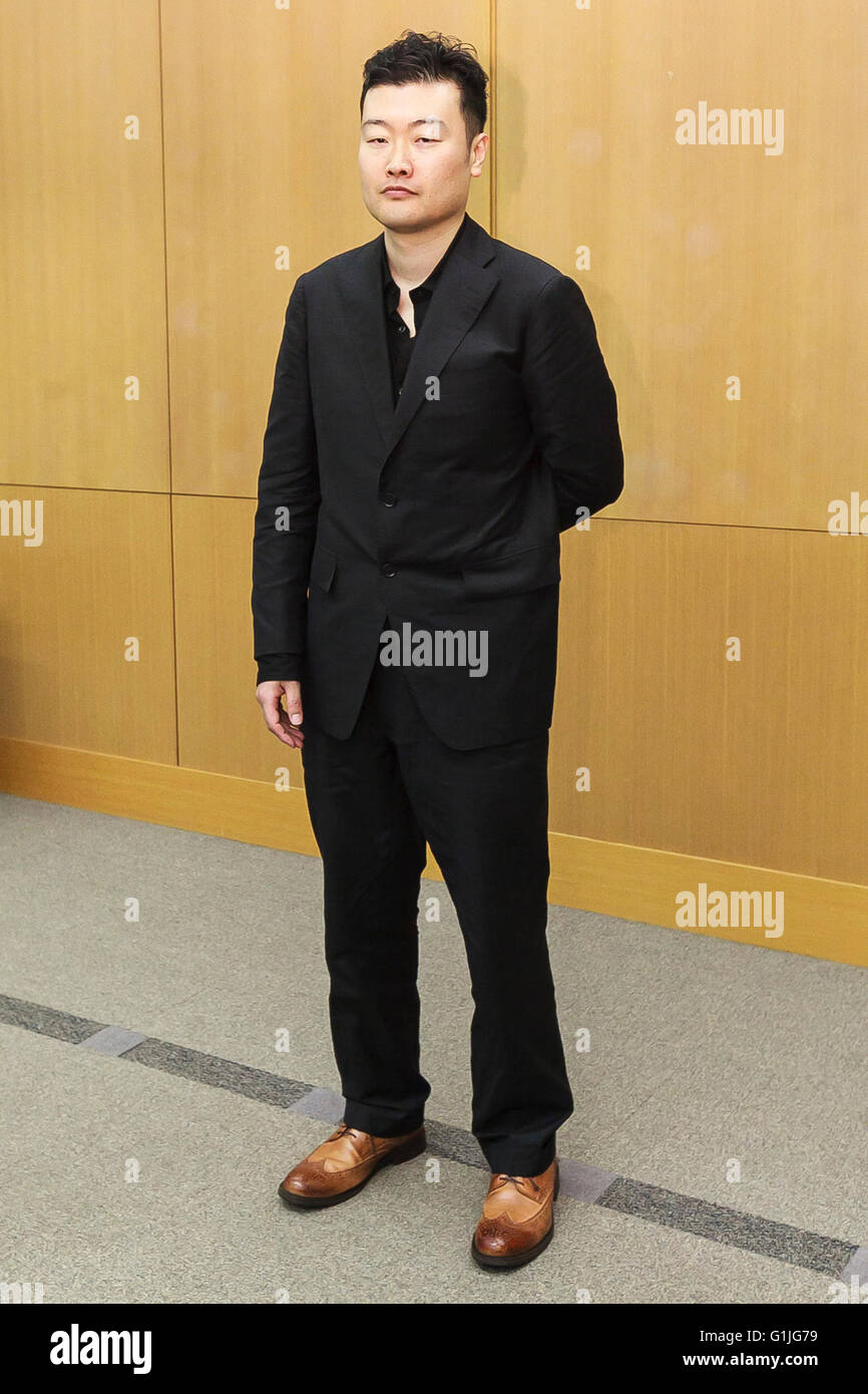 Author Kiwamu Kenin, winner of the 62nd Edogawa Rampo Award speaks ...