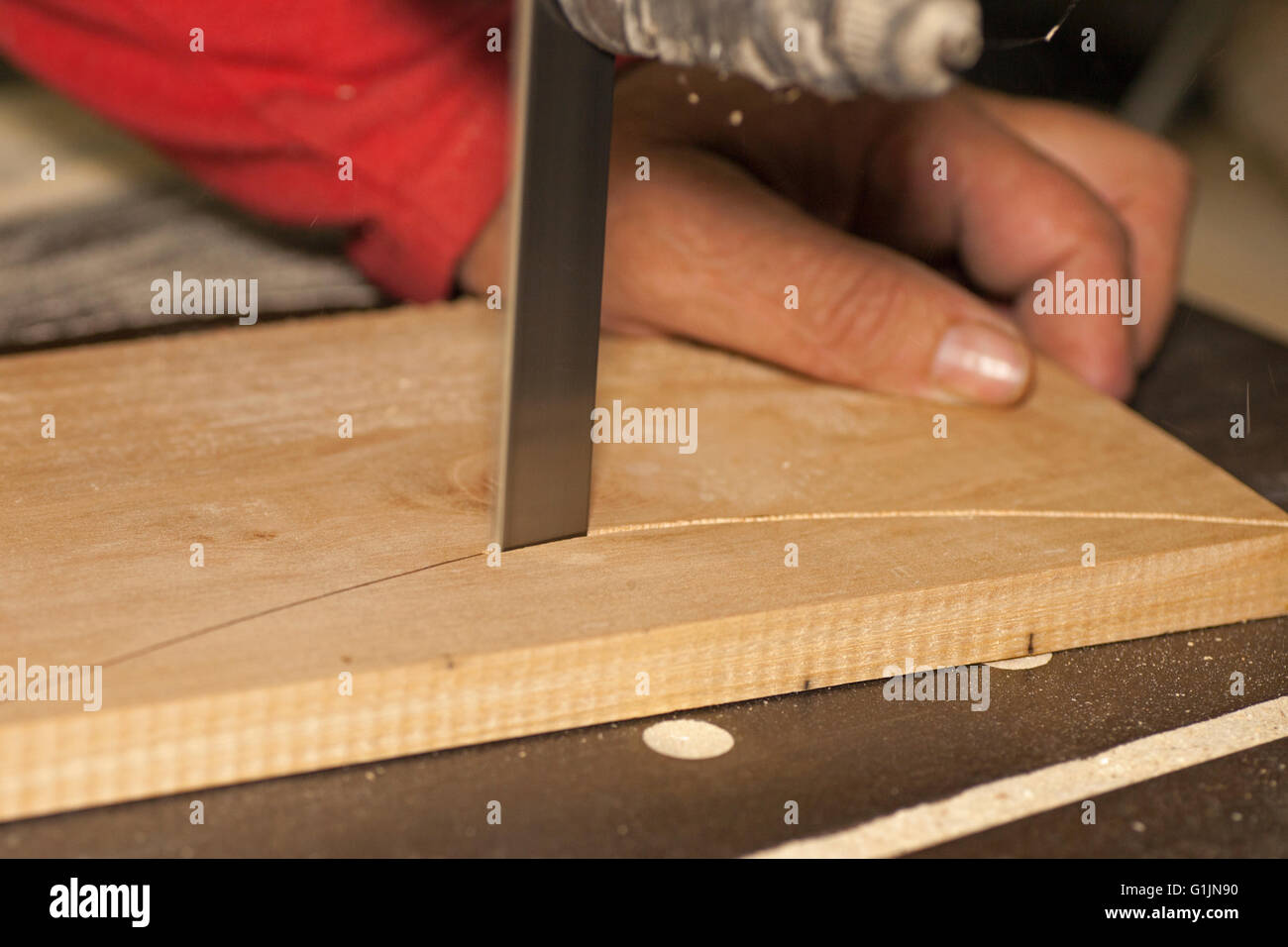 Hands carpenter circular saw cutting hi-res stock photography and ...