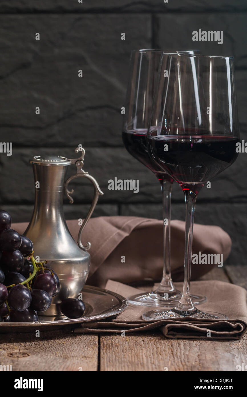 Refined still life of red wine and grapes Stock Photo - Alamy