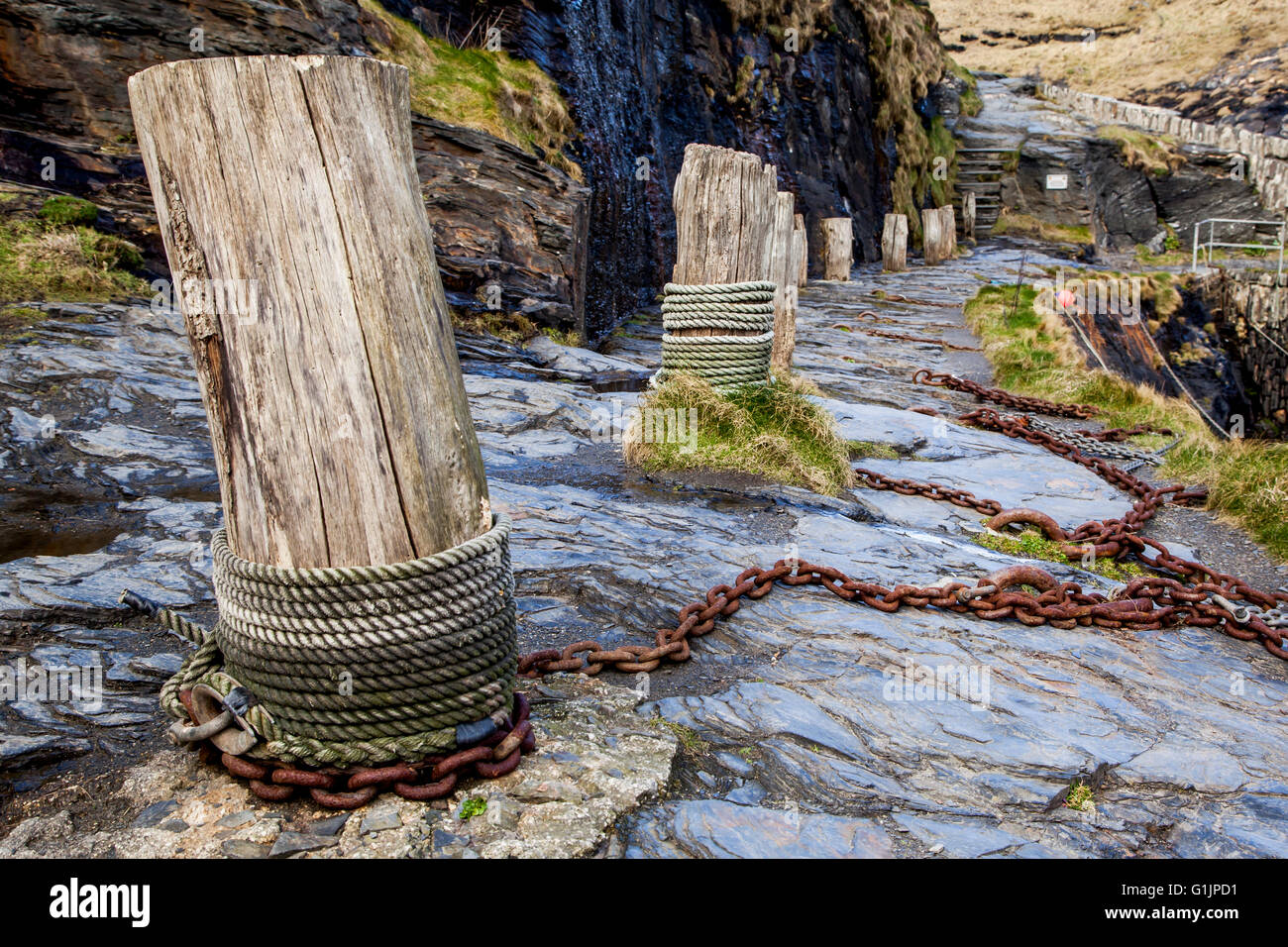 Harbour mooring chains hi-res stock photography and images - Alamy