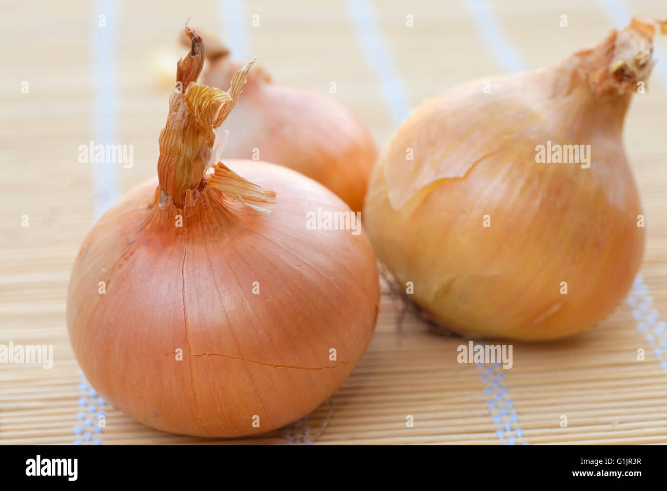 Ripe onions on kitchen table Stock Photo - Alamy