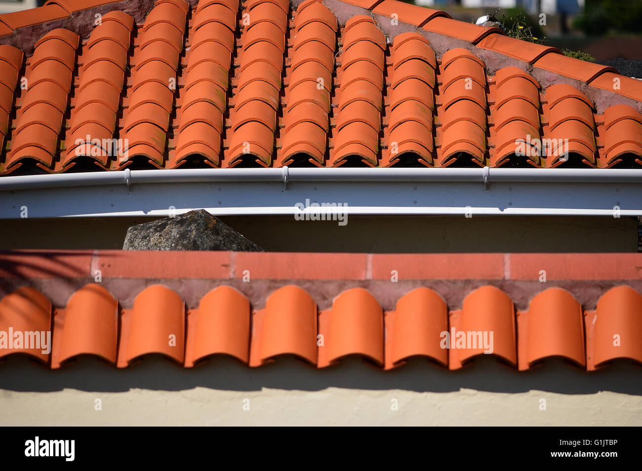 Overlapping roof tiles hi-res stock photography and images - Alamy