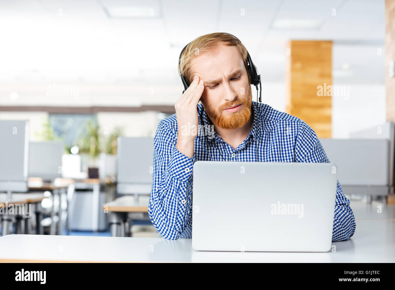 Operator man headphone laptop hi-res stock photography and images - Alamy