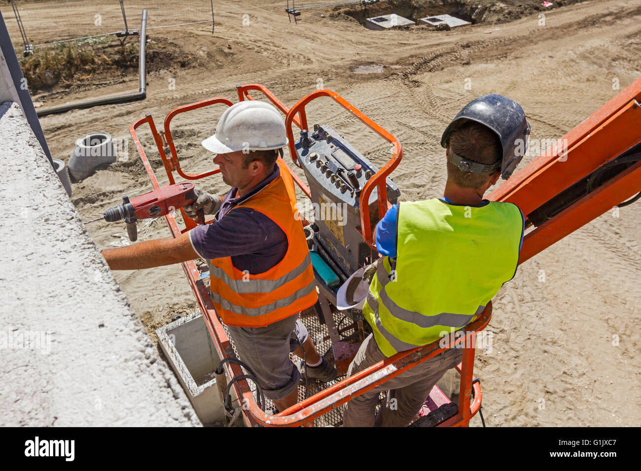 Elevated cherry picker hi-res stock photography and images - Alamy