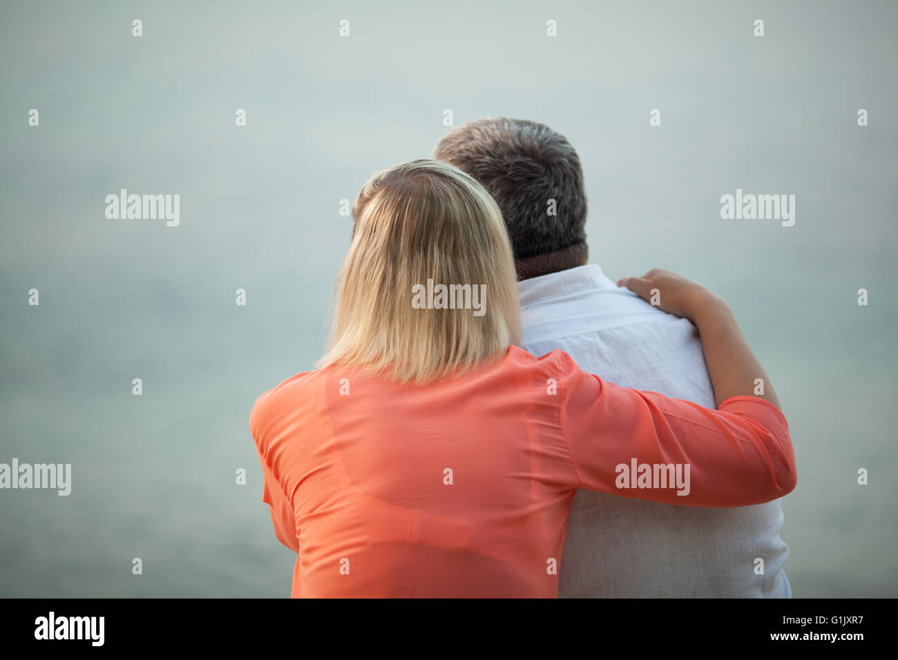 Couple hugging sad hi-res stock photography and images - Alamy