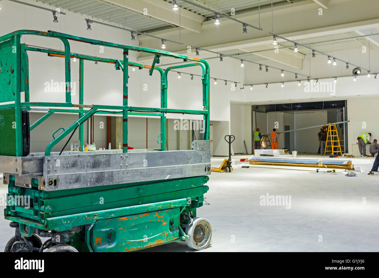 Steel frame construction lift platform hi-res stock photography and ...