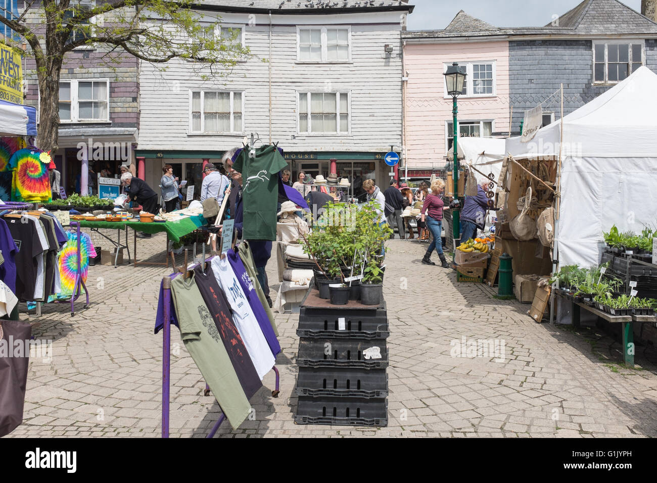 Saturday market in the Market Square in Totnes, Devon Stock Photo - Alamy
