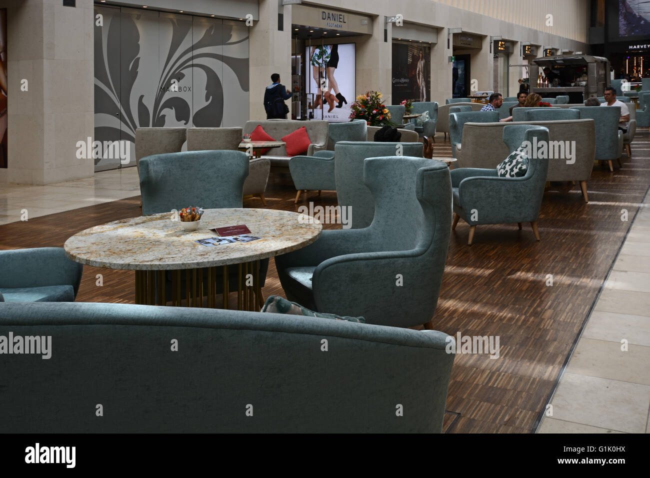 Shopping mall seating hi-res stock photography and images - Alamy