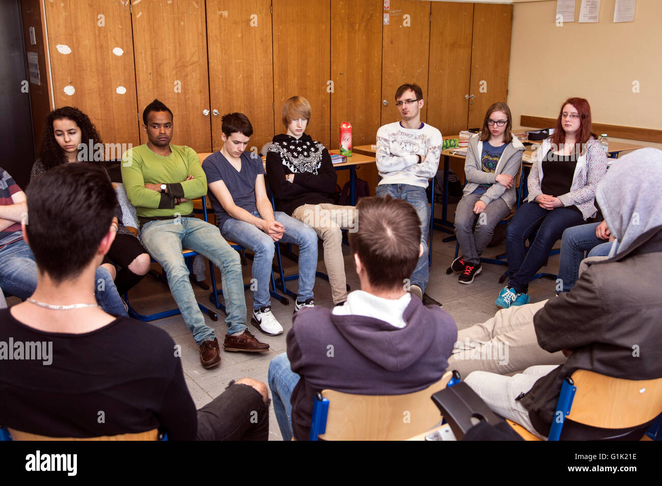 Kids in classroom sitting in a circle hi-res stock photography and ...