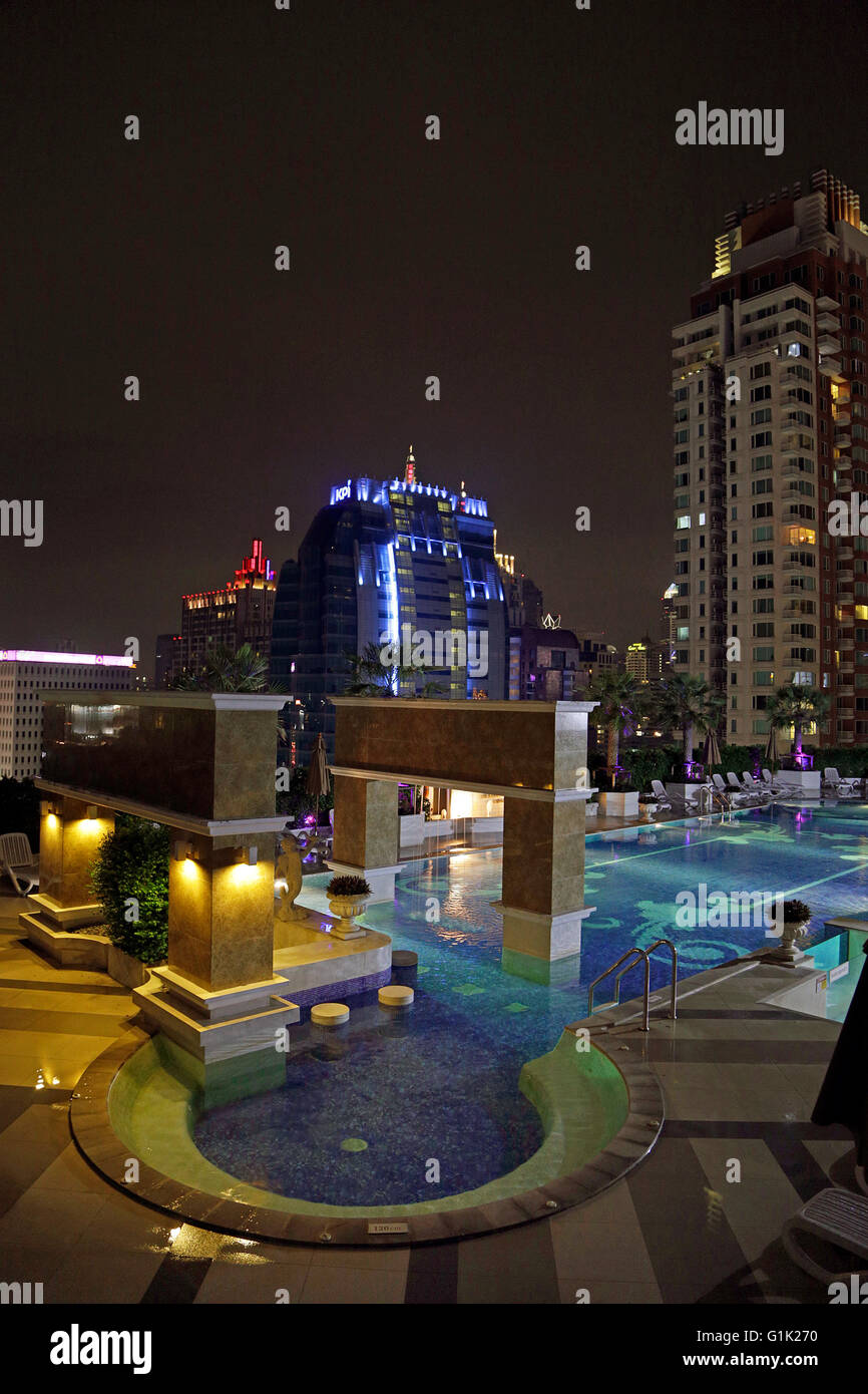Pool at the "Berkeley Hotel Pratunam" Bangkok in nighttime Stock Photo ...