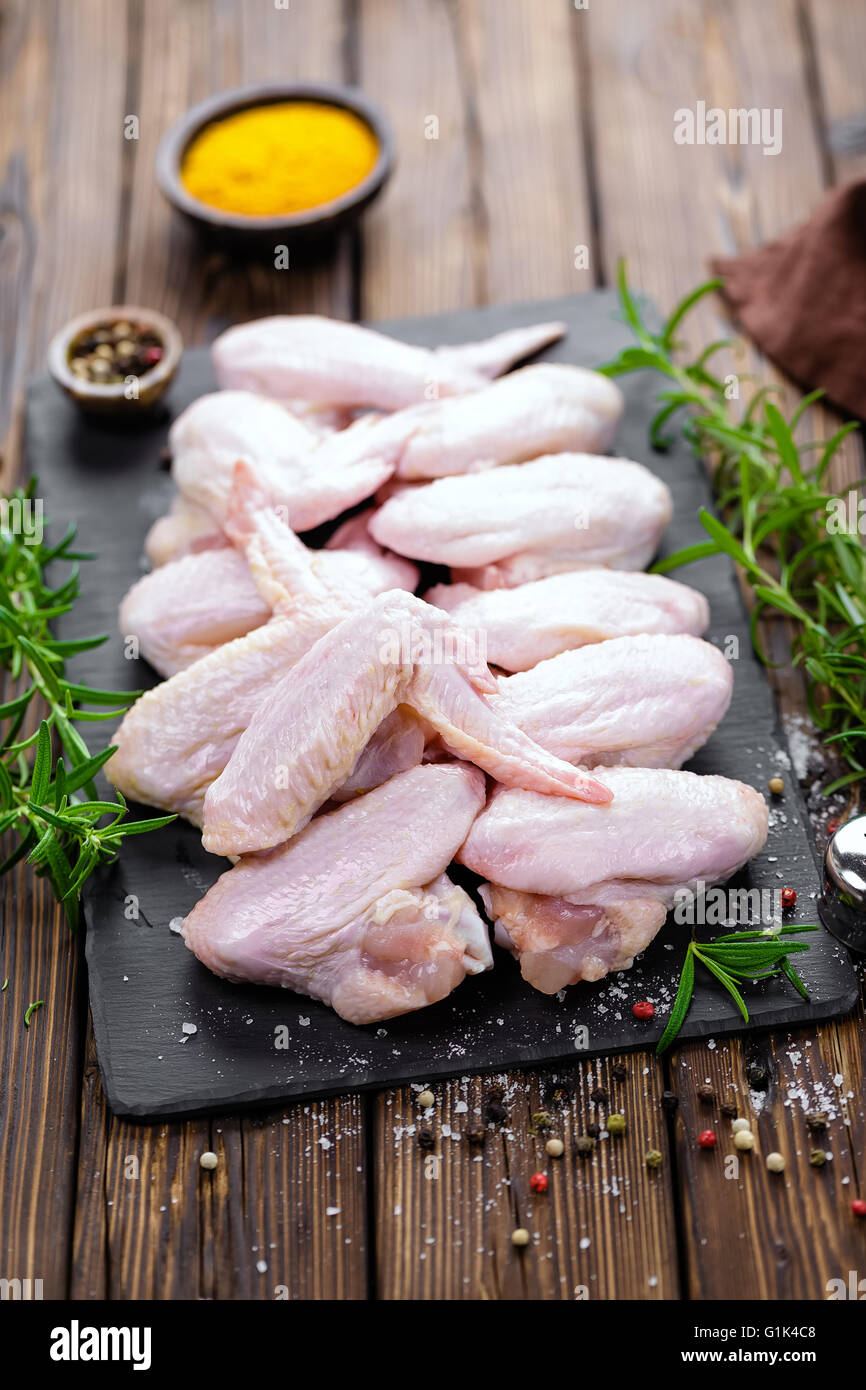 Raw chicken wings hi-res stock photography and images - Alamy