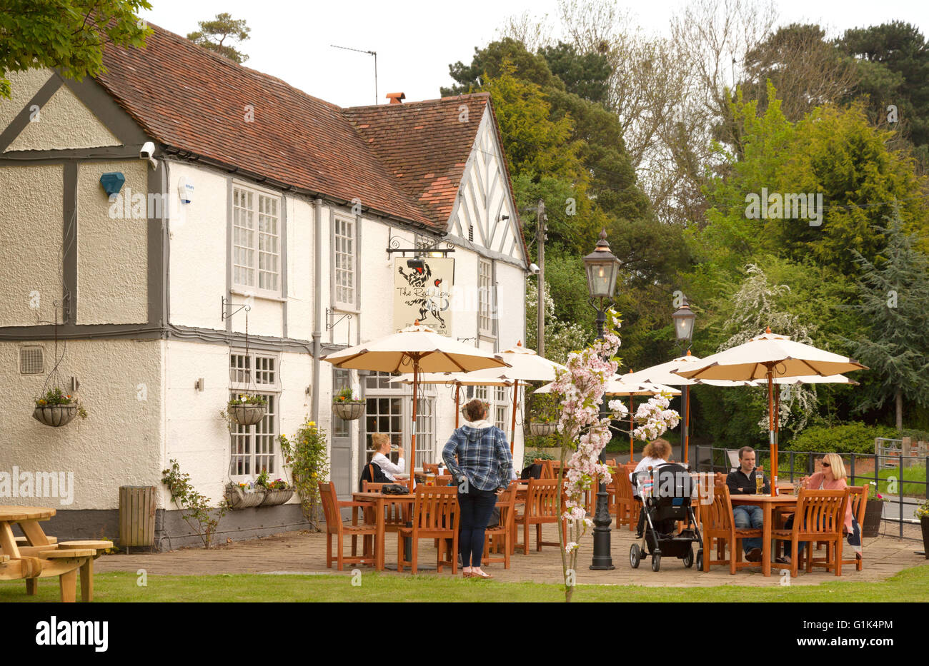 People sitting outside drinking, The Red Lion pub, Hunningham village ...