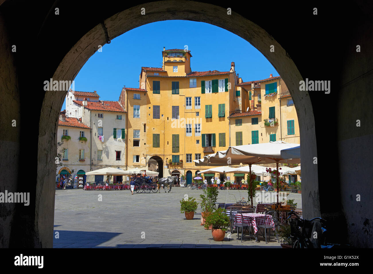 Piazza dell'Anfiteatro inside the ancient Roman ampitheatre of Lucca ...