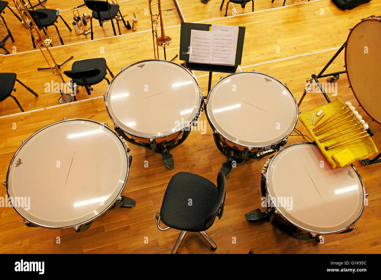 Four musical instruments hi-res stock photography and images - Alamy