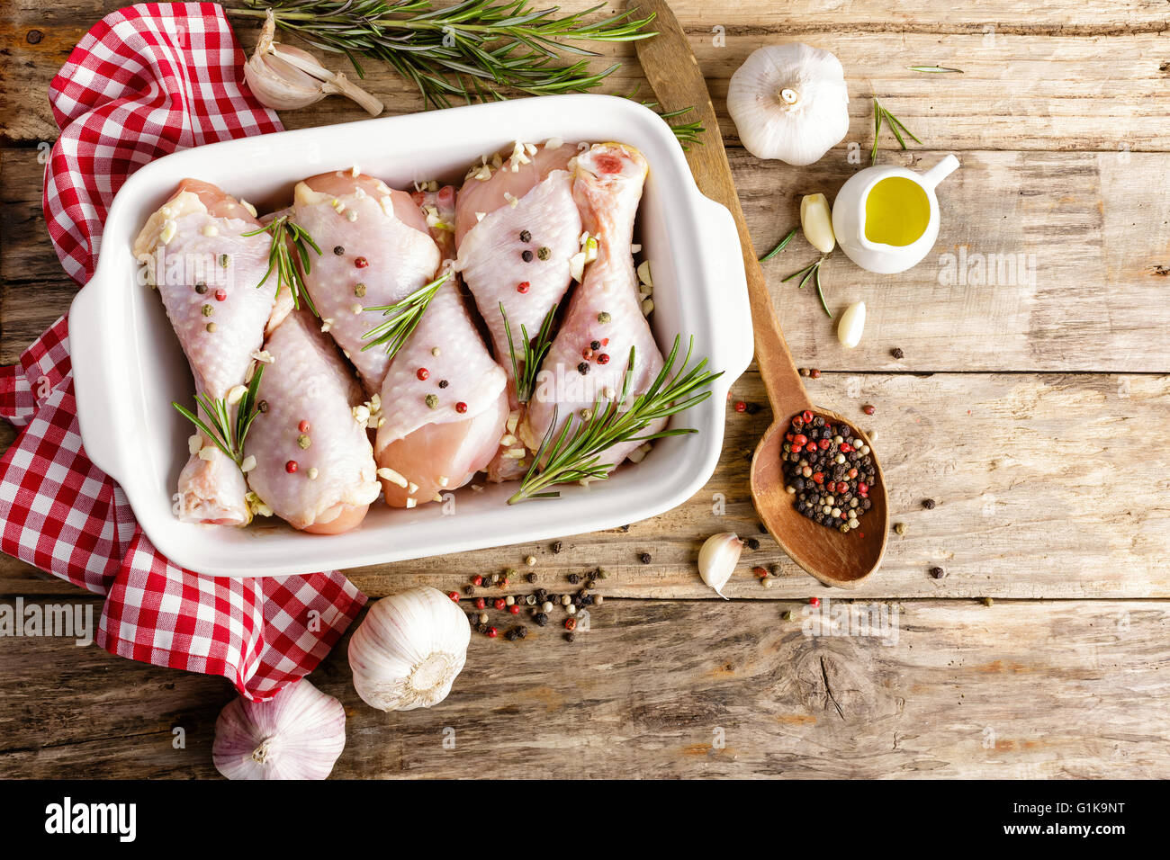 Tray of chicken legs hi-res stock photography and images - Alamy