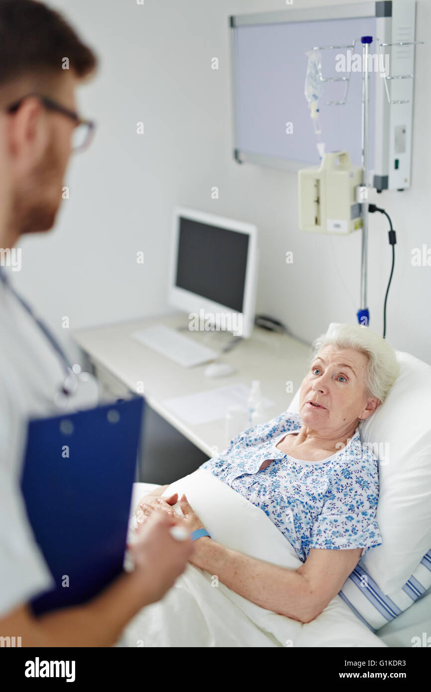 Patient visiting doctor hospital hi-res stock photography and images ...
