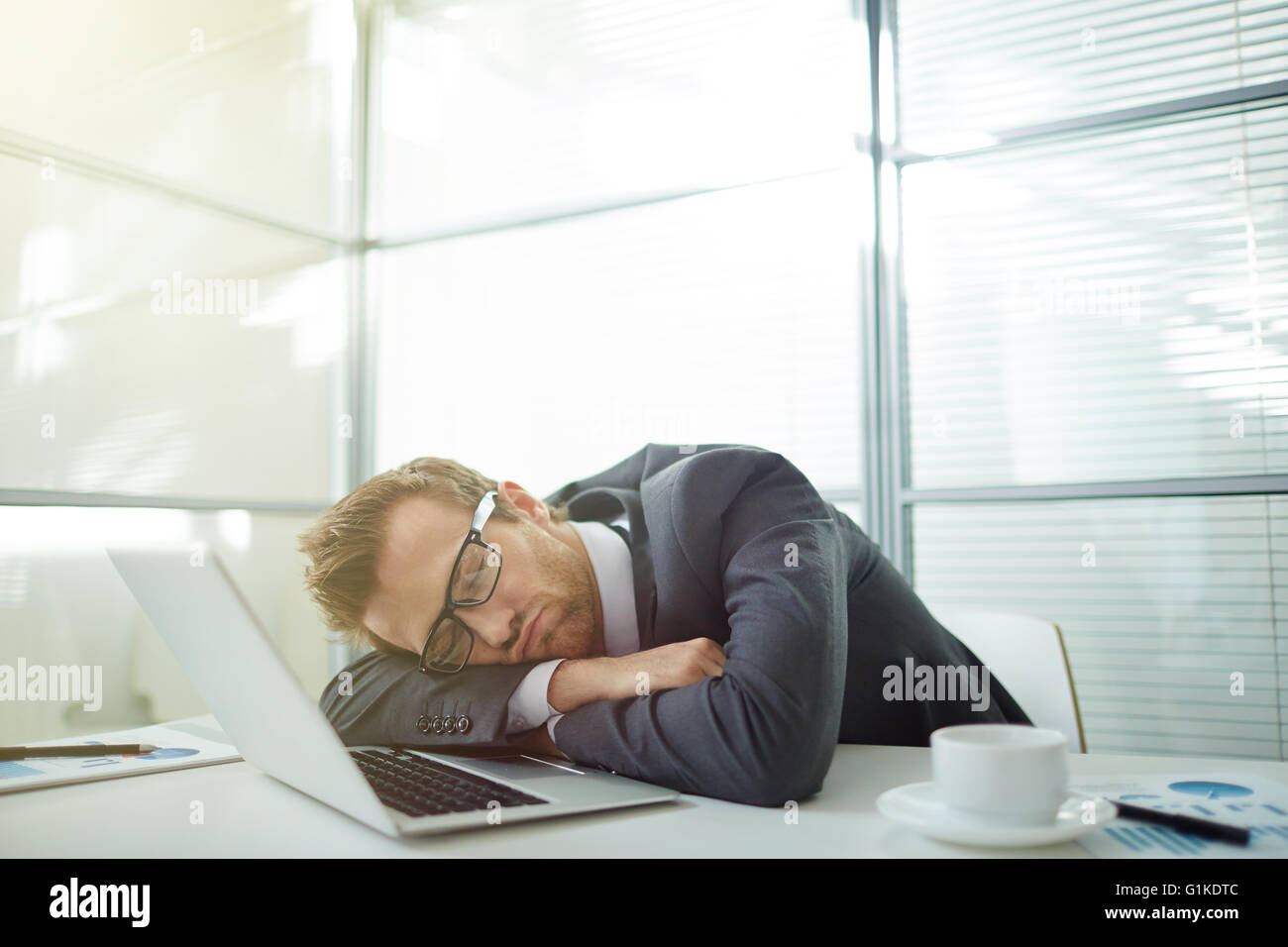 Tired at office desk hi-res stock photography and images - Alamy