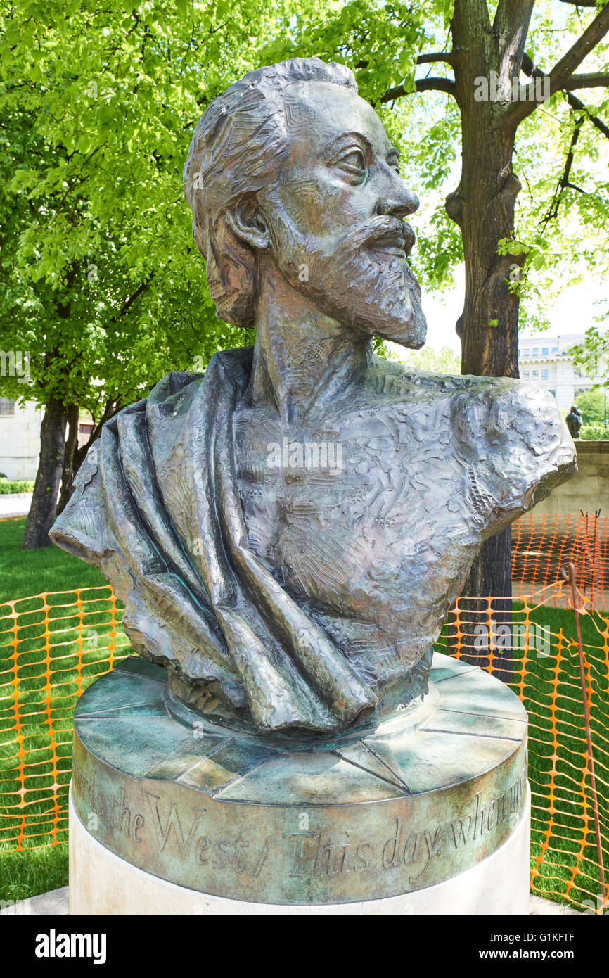 John donne statue hi-res stock photography and images - Alamy