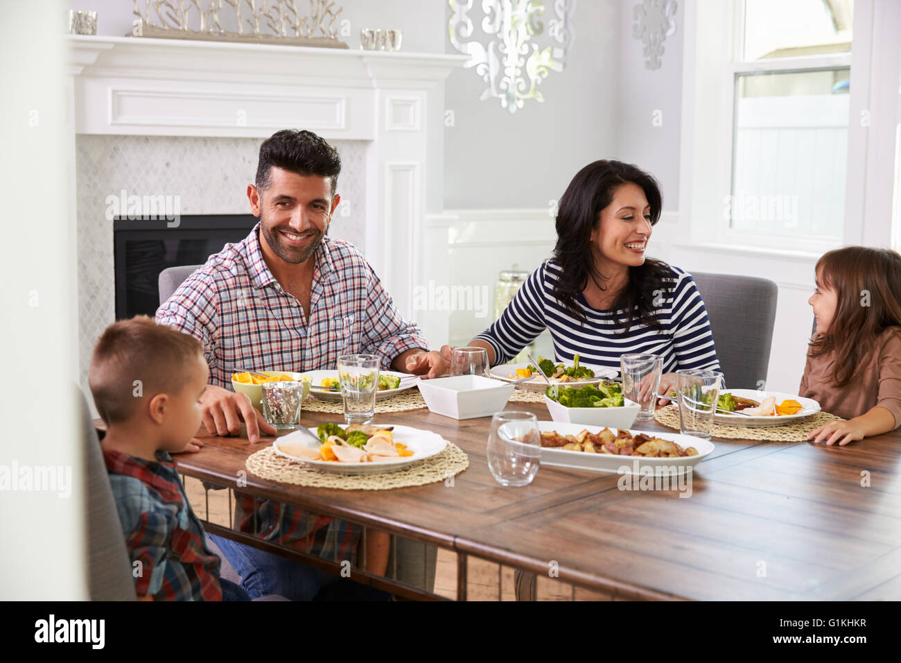 Latino family meal hi-res stock photography and images - Alamy