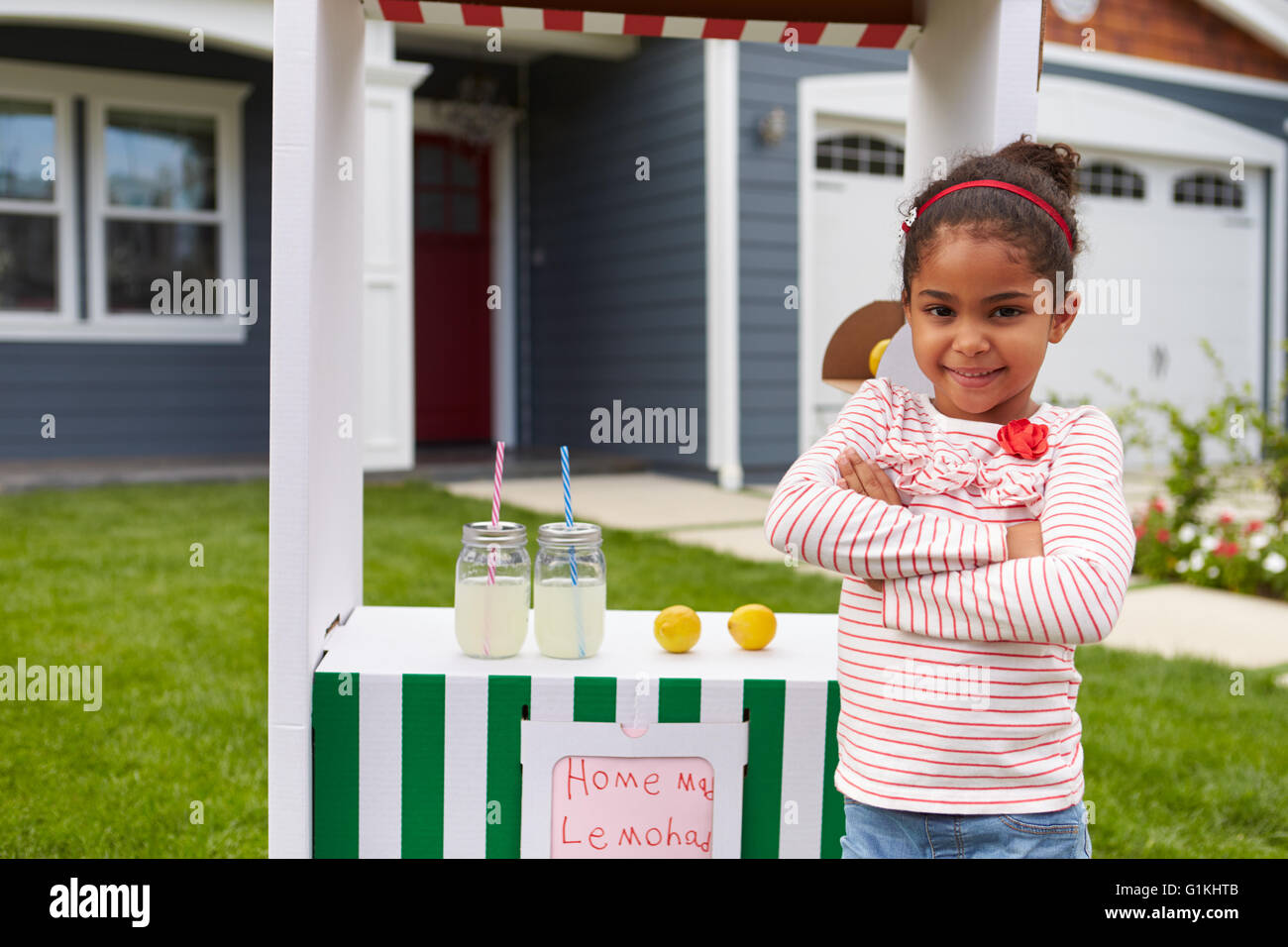 Happy children lemonade stand hi-res stock photography and images - Alamy