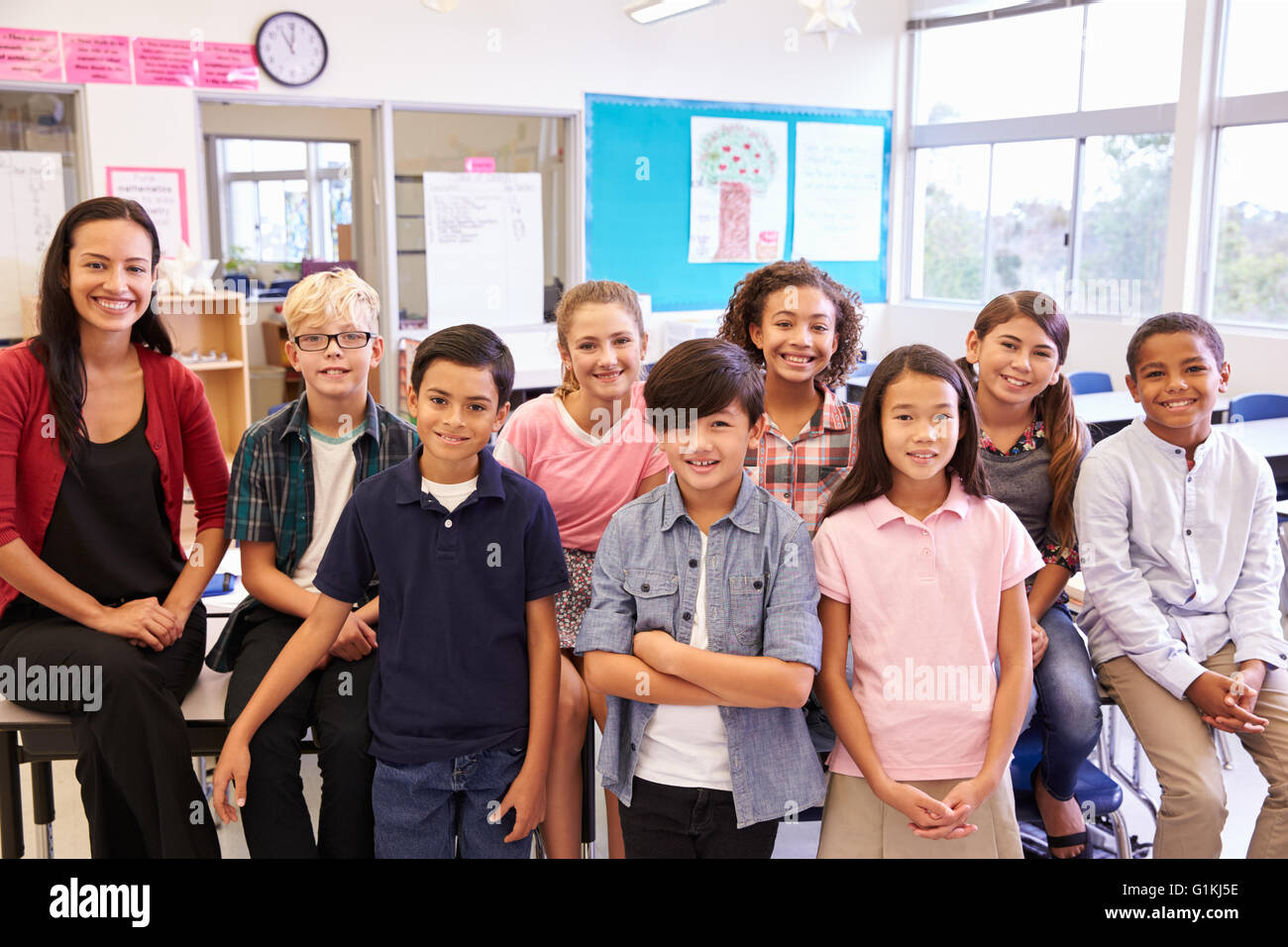 School classroom teacher pupils hi-res stock photography and images - Alamy