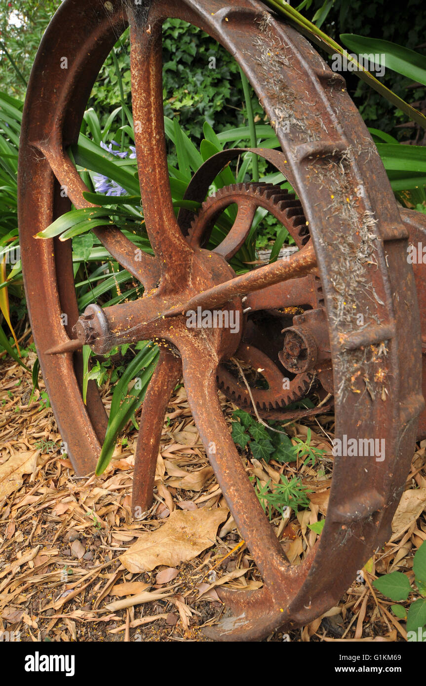 Iron farm wheel hi-res stock photography and images - Alamy