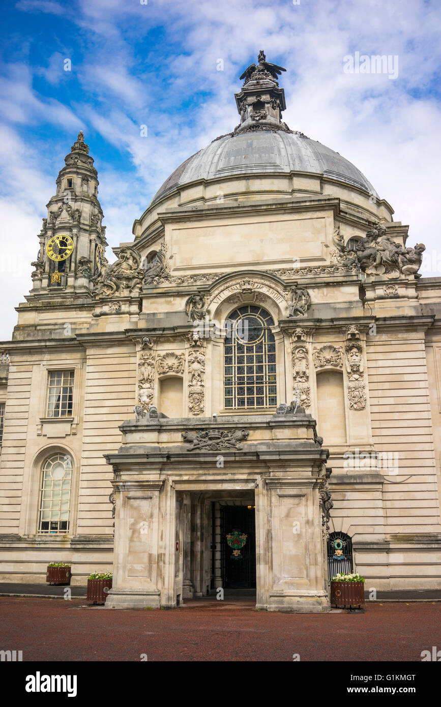 Cardiff city hall hi-res stock photography and images - Alamy