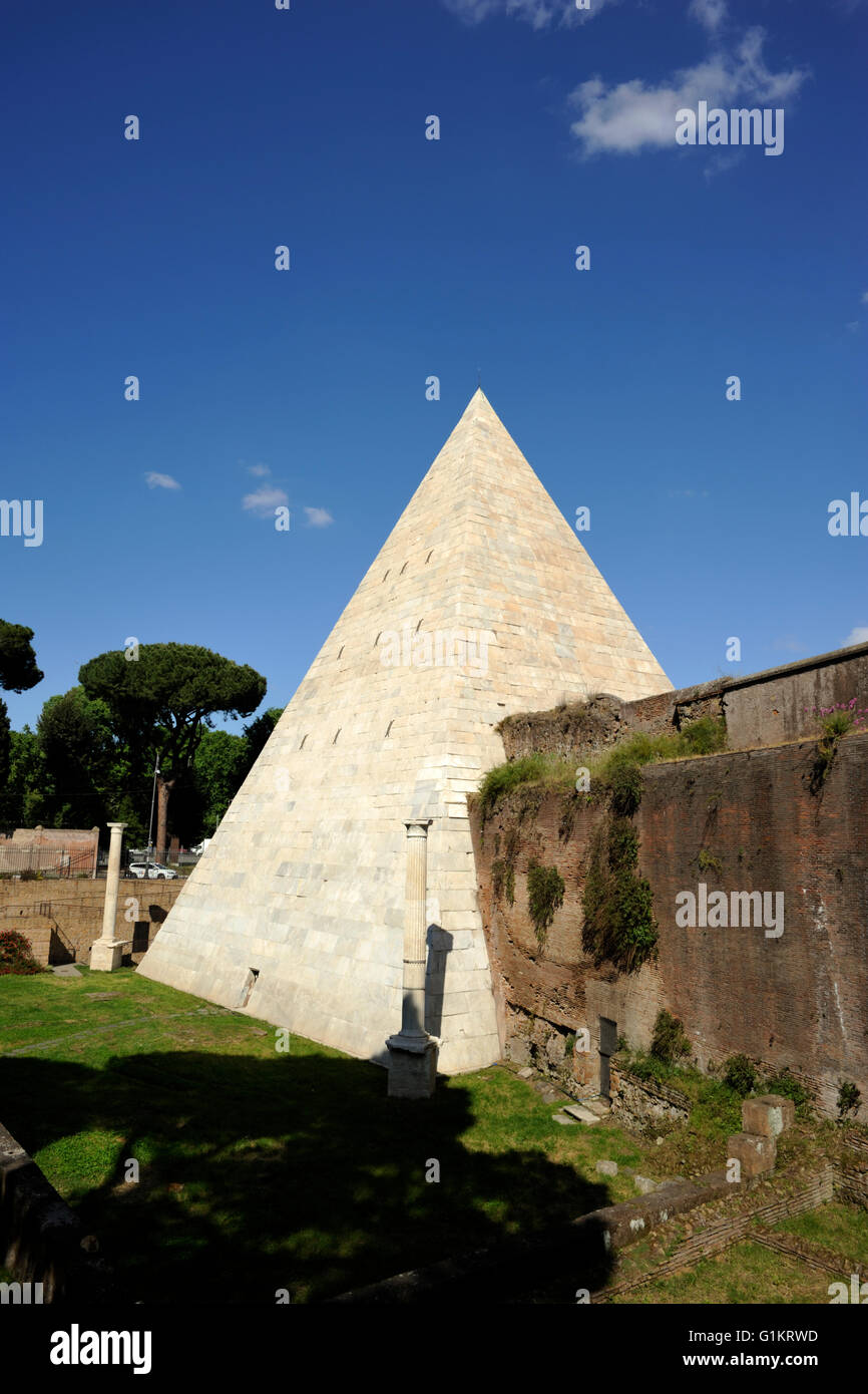 Italy, Rome, pyramid of Caius Cestius Stock Photo - Alamy