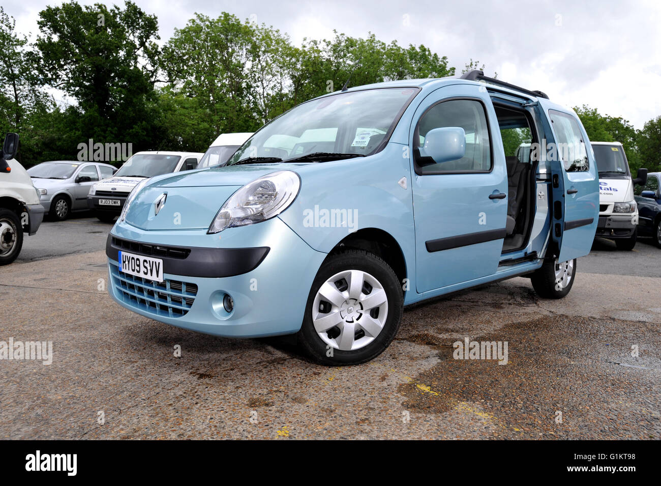 2009 Renault Kangoo van based MPV car Stock Photo - Alamy