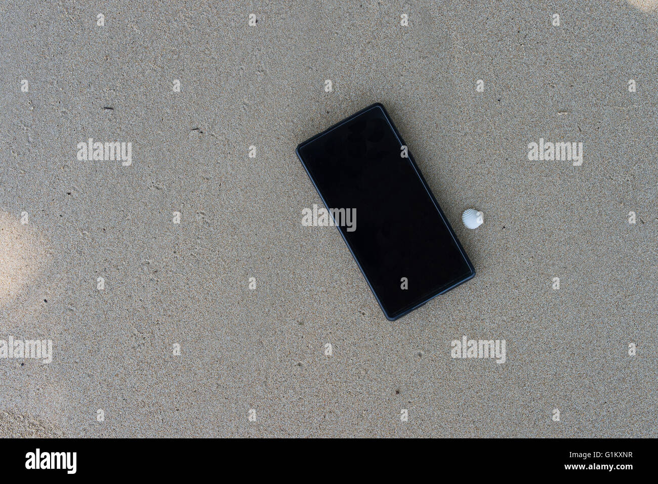 smartphone on the beach Stock Photo - Alamy