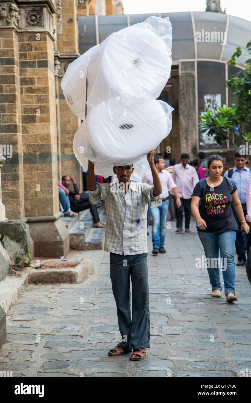 Load carried on head hi-res stock photography and images - Alamy
