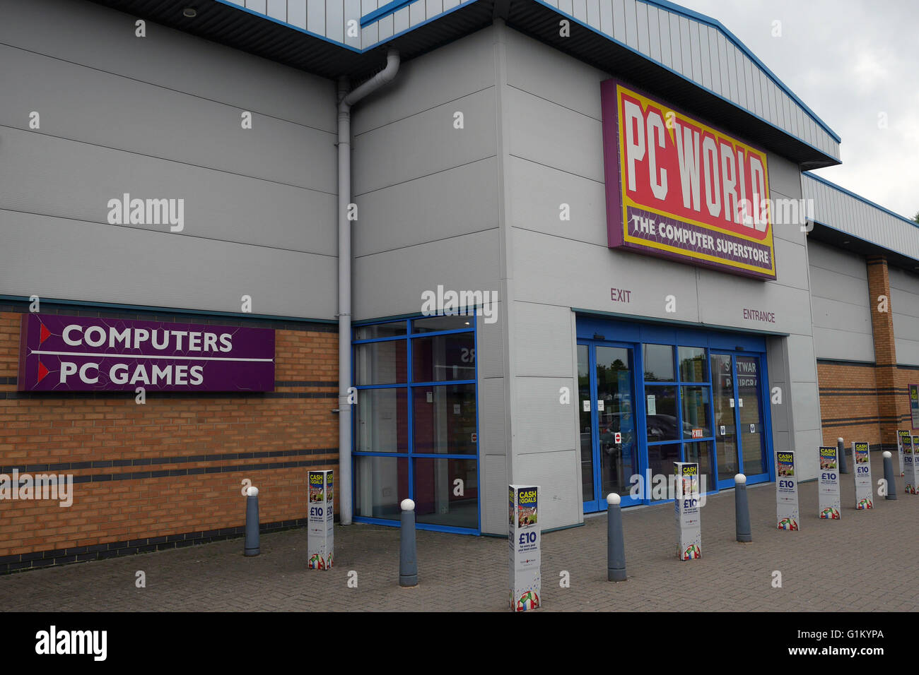 Pc world computer store sign hi-res stock photography and images - Alamy