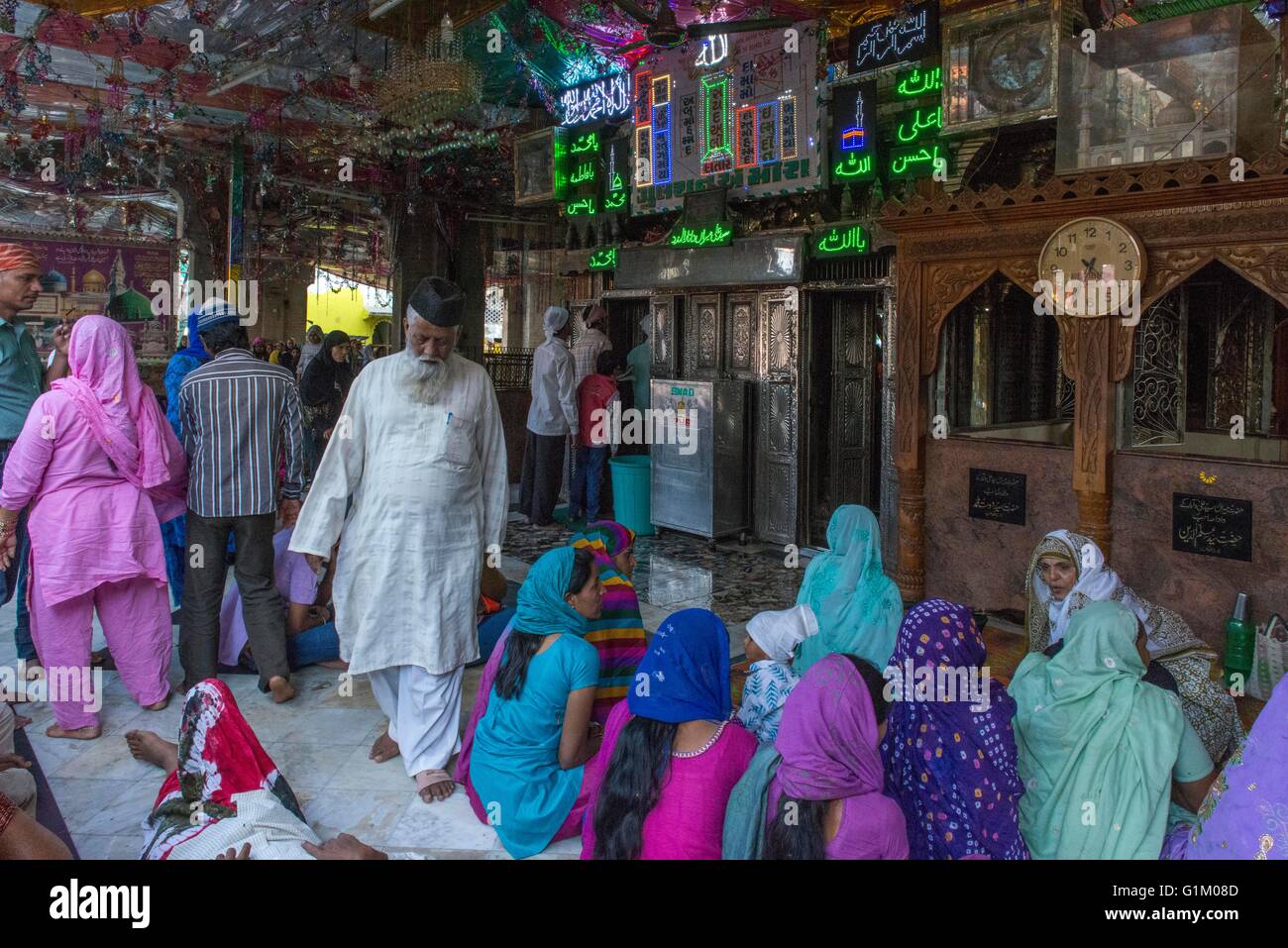 Pilgrims At The Shrine, Hazrat Mira Datar, Unava Stock Photo - Alamy