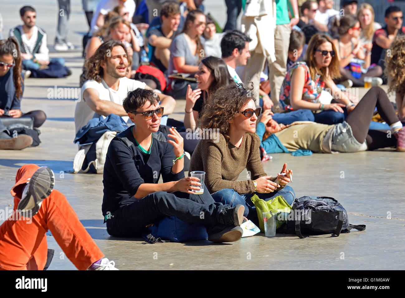 BARCELONA - MAY 30: Audience watch a concert at Heineken Primavera ...