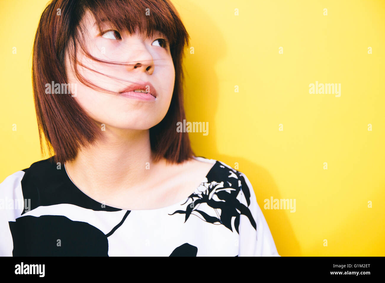 Chinese woman looking up Stock Photo - Alamy