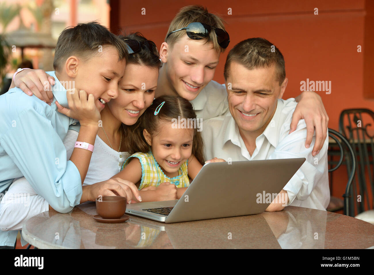 happy family with laptop Stock Photo - Alamy