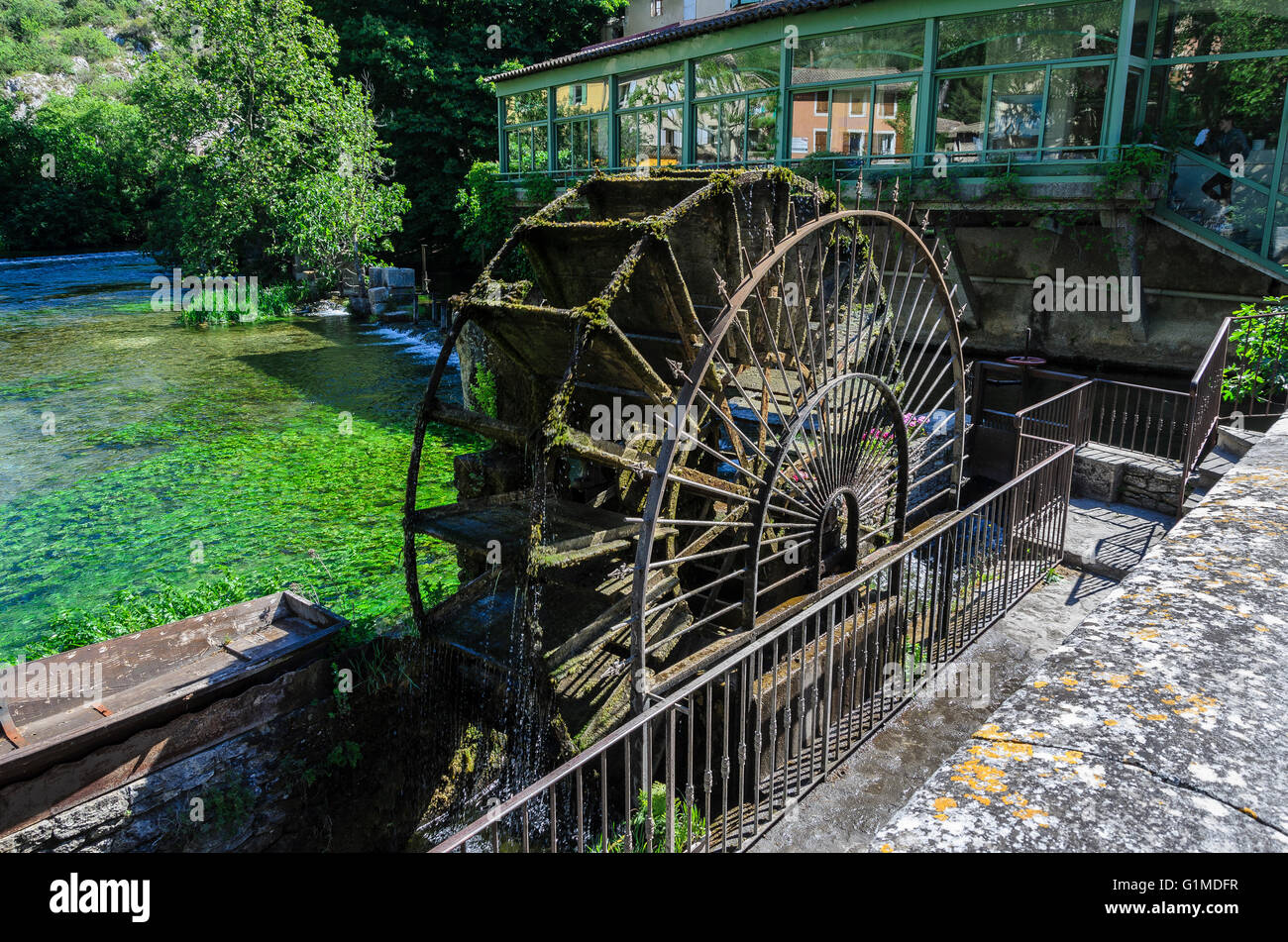 Roue à aube, Fontaine de Vaucluse Provence France 84 Stock Photo - Alamy