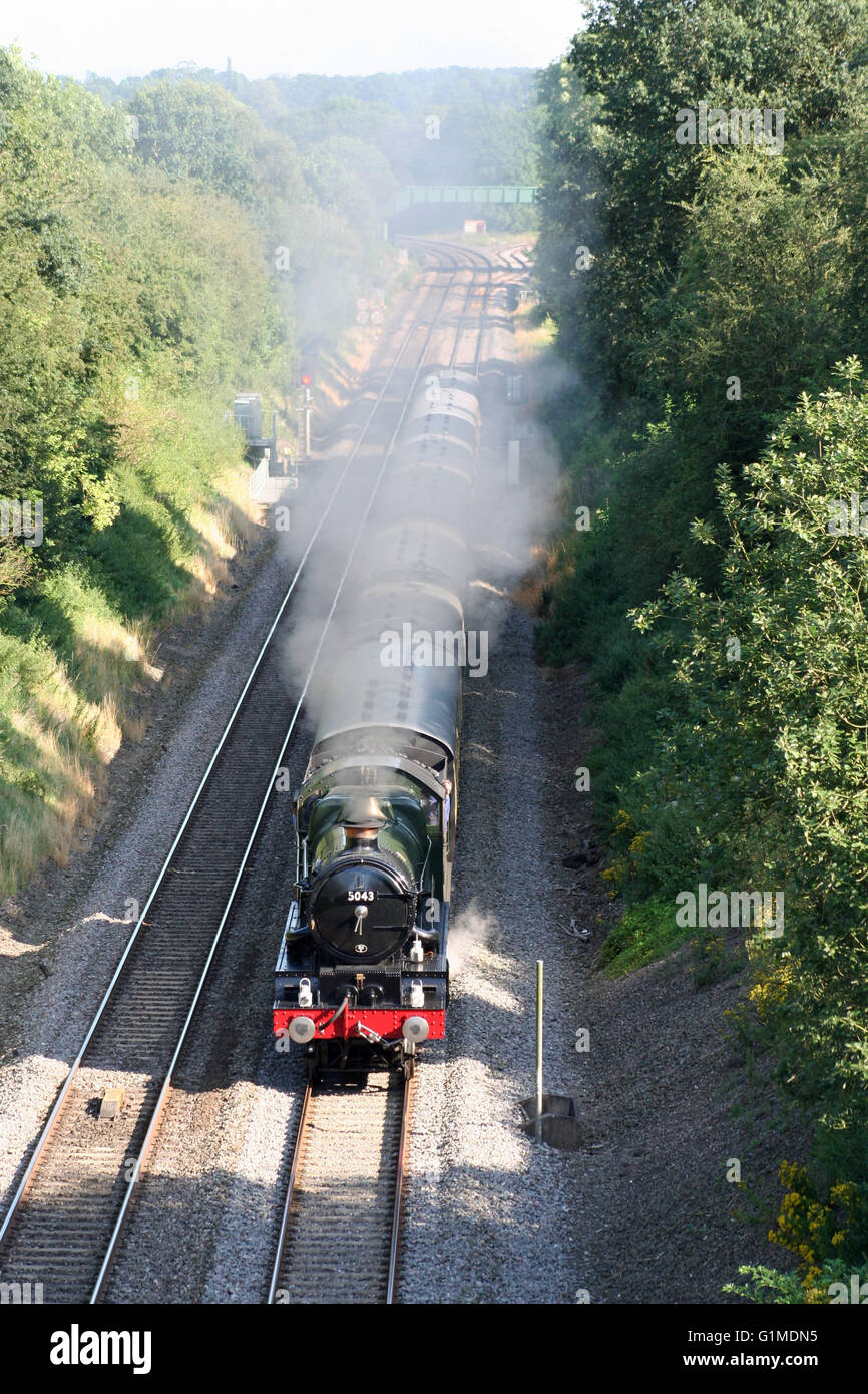 5043 Earl of Mount Edgcumbe in the cutting at Shrewley with a return ...