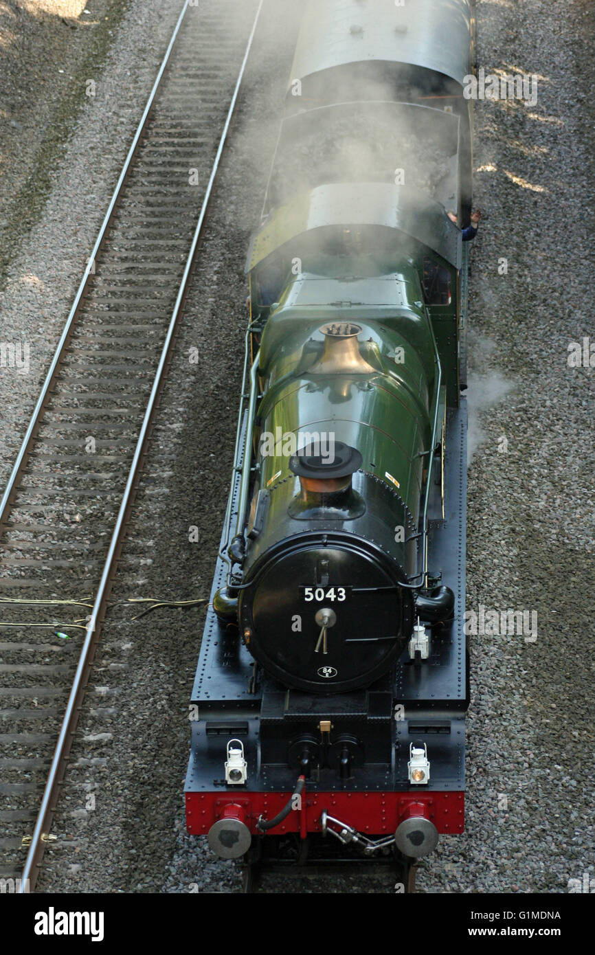 5043 Earl of Mount Edgcumbe in the cutting at Shrewley with a return ...