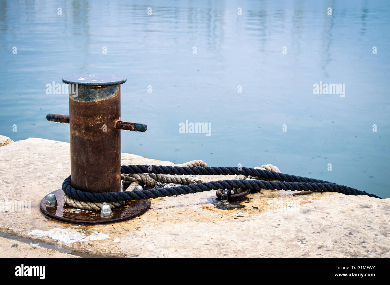 Iron rope in knot hi-res stock photography and images - Alamy