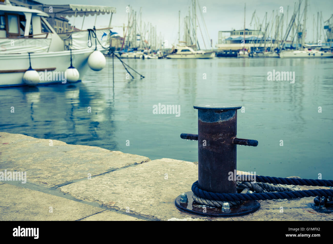 iron mooring and boats in the harbour Stock Photo - Alamy