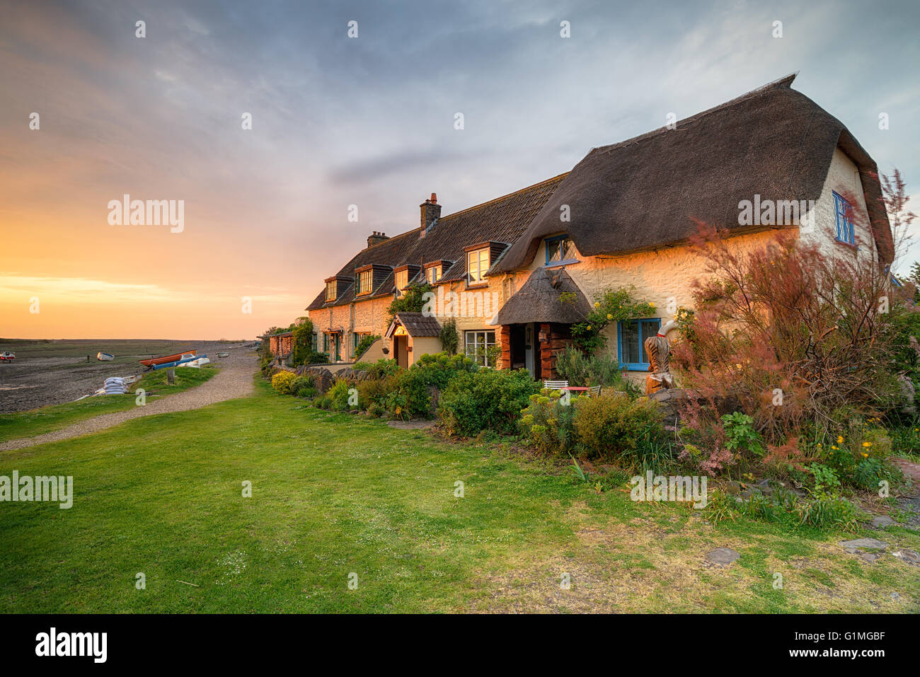 Beautiful cottages hi-res stock photography and images - Alamy