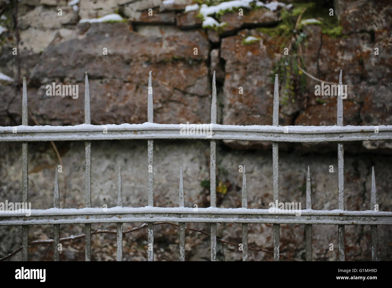 Snow of an old fashioned metal fence Stock Photo - Alamy