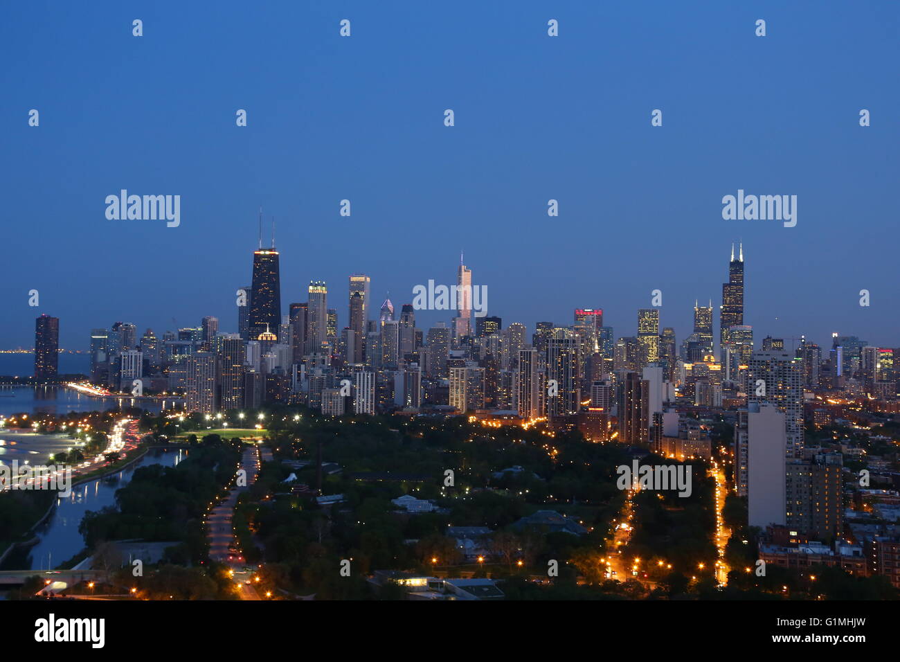 Chicago skyline at dusk hi-res stock photography and images - Alamy