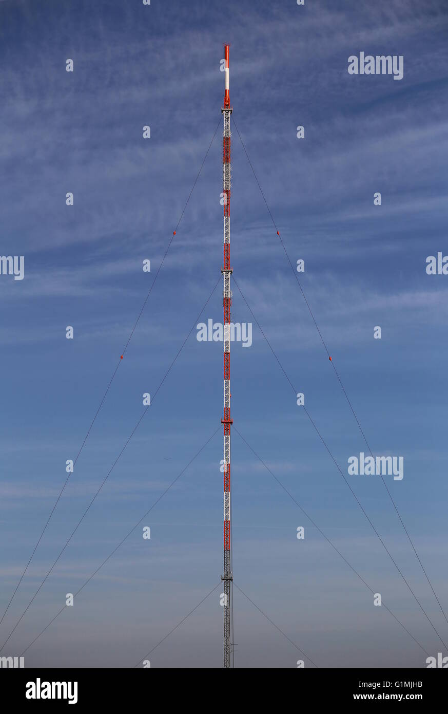 Symmetric view of red and white radio tower Stock Photo - Alamy